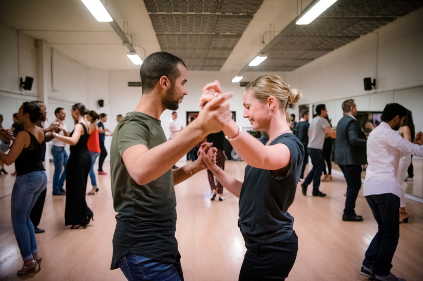 "رقصة السالسا الجالسة": الحركة المعجزة التي تساعد في تخفيف آلام الظهر | سفير برس